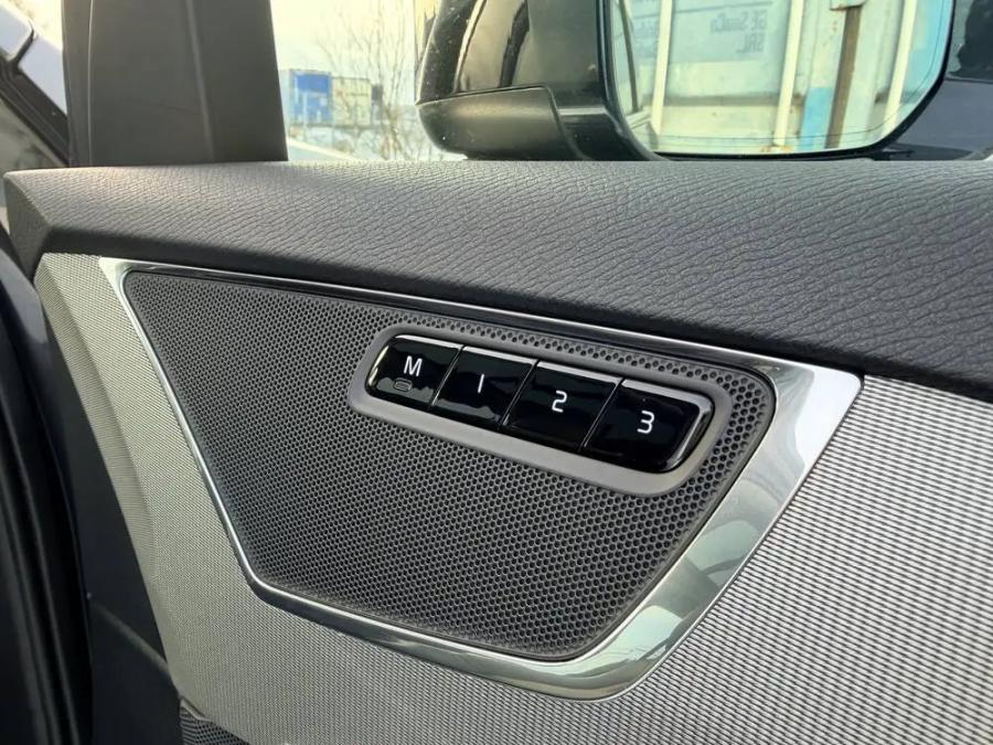 Grey Volvo XC90 2017 in Riga, with an engine capacity of 2.00 L and mileage of 168 thousand km for 23995 €, photo 21 on AUTOMOTO.COM.LV