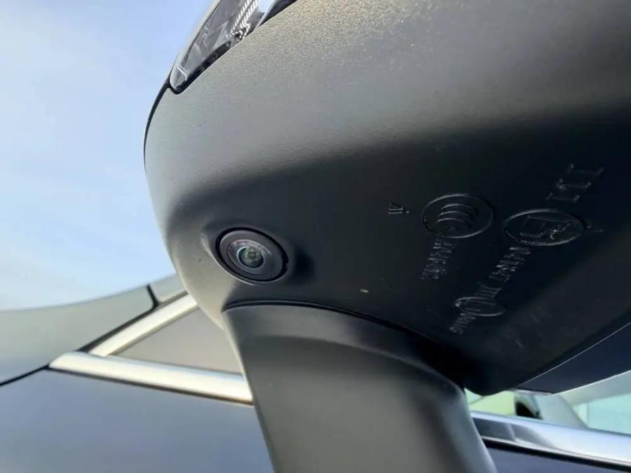 Grey Volvo XC90 2017 in Riga, with an engine capacity of 2.00 L and mileage of 168 thousand km for 23995 €, photo 23 on AUTOMOTO.COM.LV