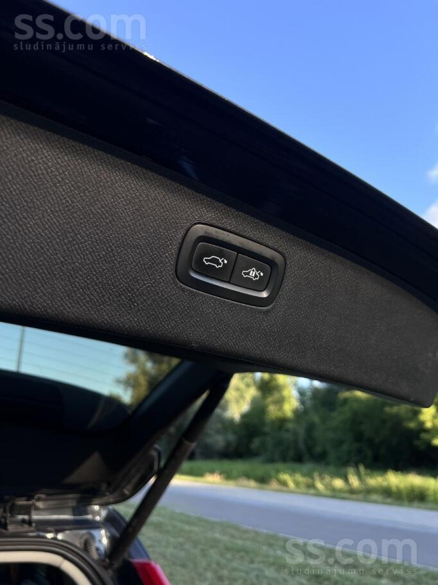 Grey Volvo XC90 2017 in Riga, with an engine capacity of 2.00 L and mileage of 250 thousand km for 23100 €, photo 8 on AUTOMOTO.COM.LV