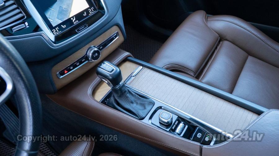 Grey Volvo XC90 2018 in Tallinn, with an engine capacity of 2.00 L and mileage of 173 thousand km for 28000 €, photo 17 on AUTOMOTO.COM.LV
