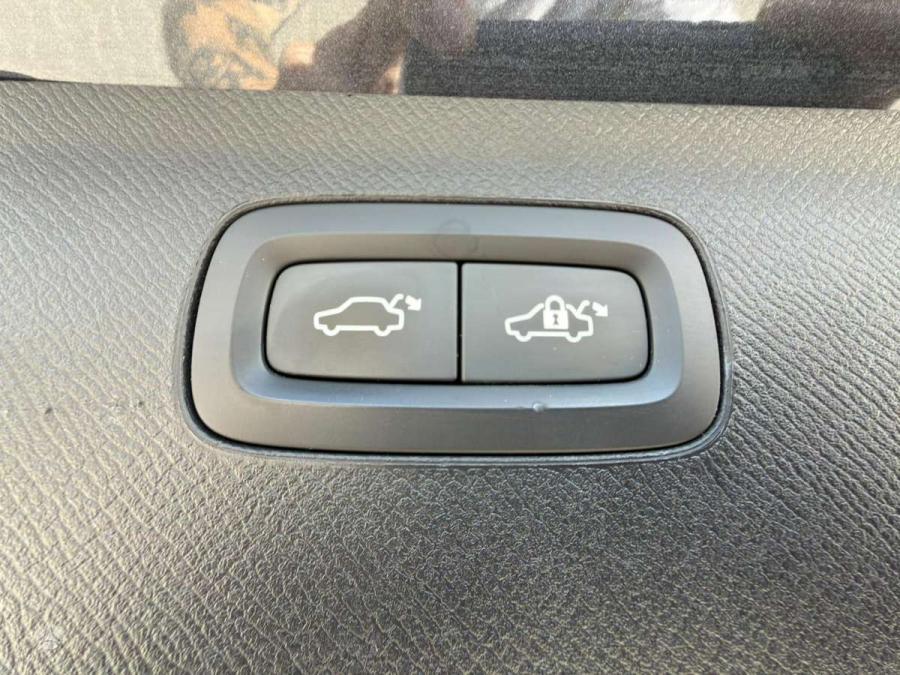 Grey Volvo XC90 2018 in Vilnius, with an engine capacity of 1.97 L and mileage of 248 thousand km for 24800 €, photo 22 on AUTOMOTO.COM.LV