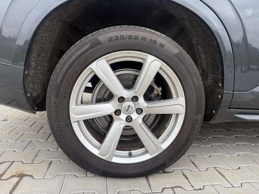 Grey Volvo XC90 2018 in Siauliai, with an engine capacity of 1.97 L and mileage of 230 thousand km for 17900 €, photo 24 on AUTOMOTO.COM.LV