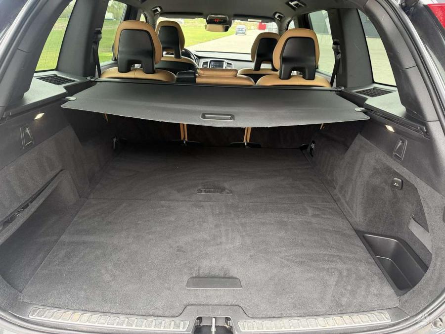 Grey Volvo XC90 2018 in Siauliai, with an engine capacity of 1.97 L and mileage of 230 thousand km for 17900 €, photo 26 on AUTOMOTO.COM.LV