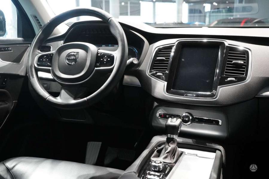 Grey Volvo XC90 2018 in Vilnius, with an engine capacity of 1.97 L and mileage of 225 thousand km for 23900 €, photo 16 on AUTOMOTO.COM.LV