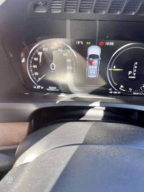 Volvo XC90 2018 in Kaunas on AUTOMOTO.COM.LV Grey Volvo XC90 2018 in Kaunas, with an engine capacity of 1.97 L and mileage of 200 thousand km for 27000 €, photo 9 on AUTOMOTO.COM.LV
