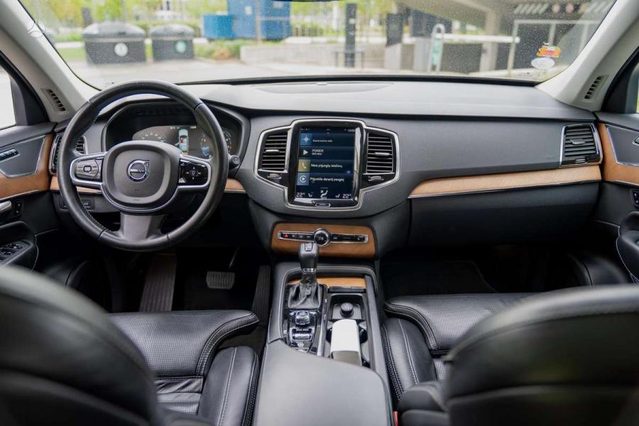 Grey Volvo XC90 2018 in Vilnius, with an engine capacity of 1.97 L and mileage of 146 thousand km for 22000 €, photo 16 on AUTOMOTO.COM.LV