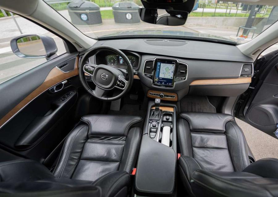 Grey Volvo XC90 2018 in Vilnius, with an engine capacity of 1.97 L and mileage of 146 thousand km for 22000 €, photo 18 on AUTOMOTO.COM.LV