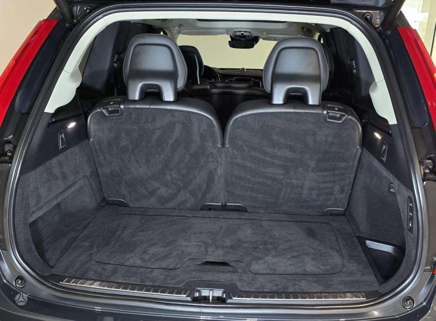 Grey Volvo XC90 2020 in Siauliai, with an engine capacity of 1.97 L and mileage of 162 thousand km for 29900 €, photo 12 on AUTOMOTO.COM.LV
