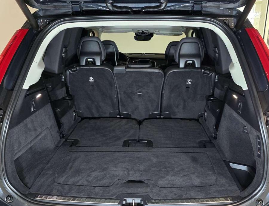 Grey Volvo XC90 2020 in Siauliai, with an engine capacity of 1.97 L and mileage of 162 thousand km for 29900 €, photo 13 on AUTOMOTO.COM.LV