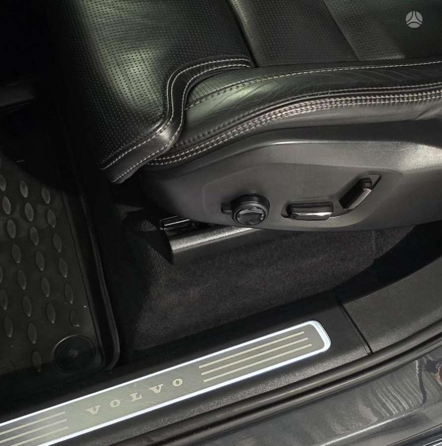 Grey Volvo XC90 2020 in Siauliai, with an engine capacity of 1.97 L and mileage of 162 thousand km for 29900 €, photo 21 on AUTOMOTO.COM.LV