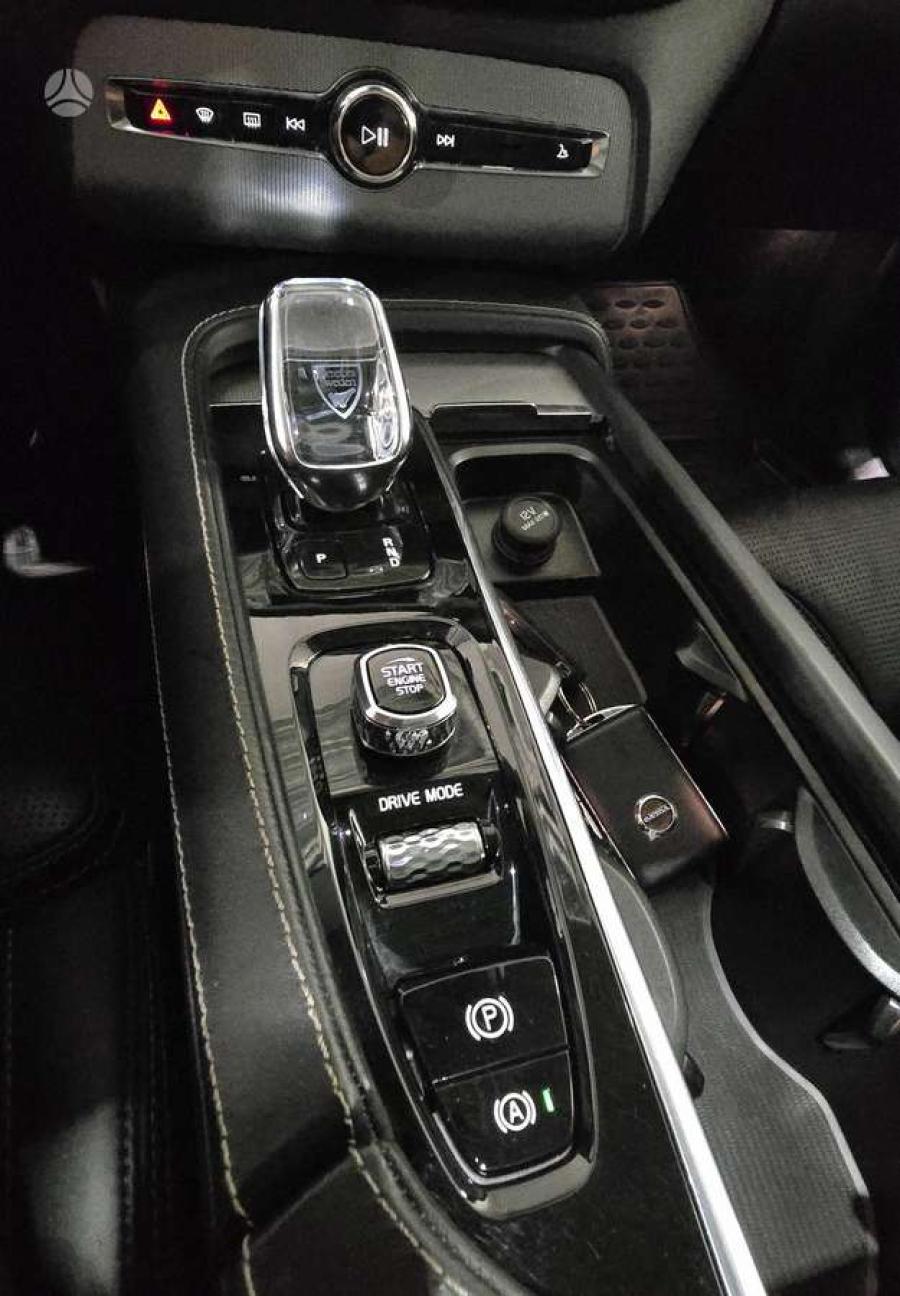 Grey Volvo XC90 2020 in Siauliai, with an engine capacity of 1.97 L and mileage of 162 thousand km for 29900 €, photo 26 on AUTOMOTO.COM.LV