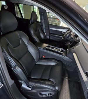 Grey Volvo XC90 2020 in Siauliai, with an engine capacity of 1.97 L and mileage of 162 thousand km for 29900 €, photo 34 on AUTOMOTO.COM.LV