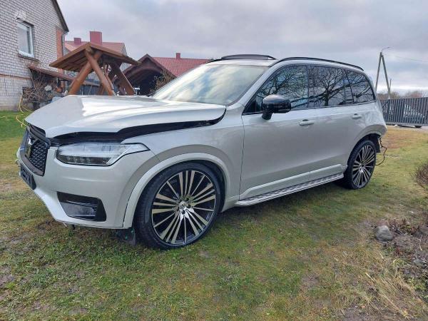 Grey Volvo XC90 2021 in Kedainiai, with an engine capacity of 2.00 L and mileage of 102 thousand km for 14950 €, photo 1 on AUTOMOTO.COM.LV
