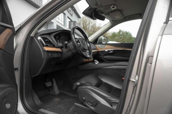 Grey Volvo XC90 2021 in Vilnius, with an engine capacity of 1.97 L and mileage of 190 thousand km for 32790 €, photo 4 on AUTOMOTO.COM.LV