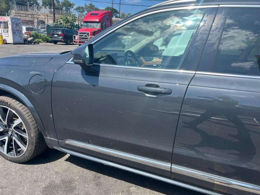 Grey Volvo XC90 2021 in Siauliai, with an engine capacity of 1.97 L and mileage of 269 thousand km for 18700 €, photo 5 on AUTOMOTO.COM.LV