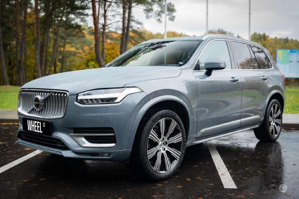 Grey Volvo XC90 2022 in Vilnius, with an engine capacity of 1.97 L and mileage of 42 thousand km for 41990 €, photo 2 on AUTOMOTO.COM.LV