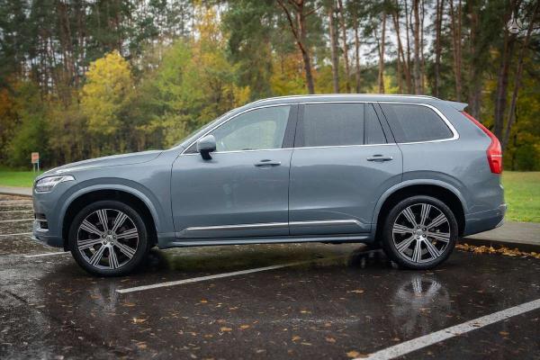 Grey Volvo XC90 2022 in Vilnius, with an engine capacity of 1.97 L and mileage of 42 thousand km for 41990 €, photo 3 on AUTOMOTO.COM.LV