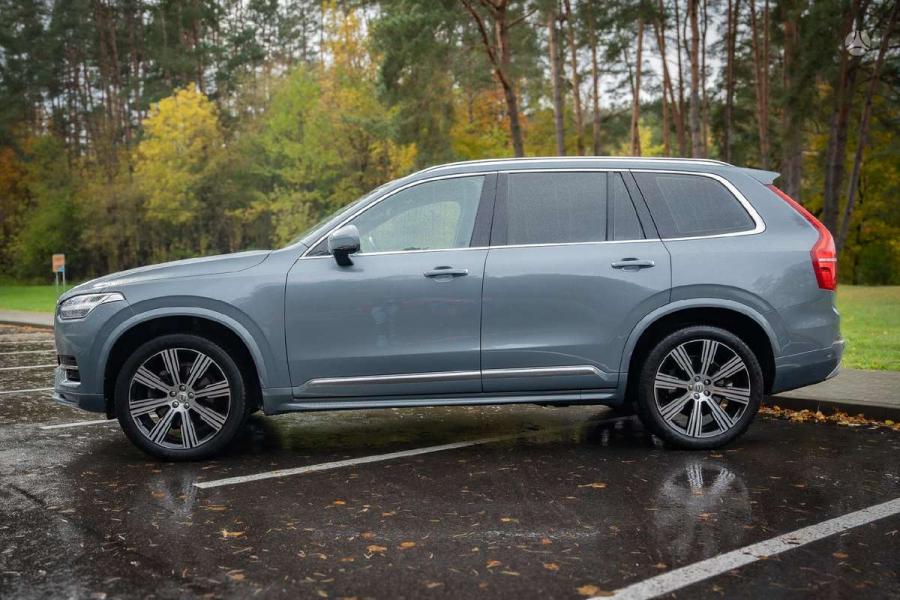 Grey Volvo XC90 2022 in Vilnius, with an engine capacity of 1.97 L and mileage of 42 thousand km for 41990 €, photo 3 on AUTOMOTO.COM.LV