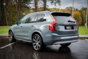Grey Volvo XC90 2022 in Vilnius, with an engine capacity of 1.97 L and mileage of 42 thousand km for 41990 €, photo 4 on AUTOMOTO.COM.LV