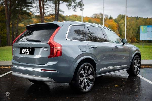 Grey Volvo XC90 2022 in Vilnius, with an engine capacity of 1.97 L and mileage of 42 thousand km for 41990 €, photo 6 on AUTOMOTO.COM.LV