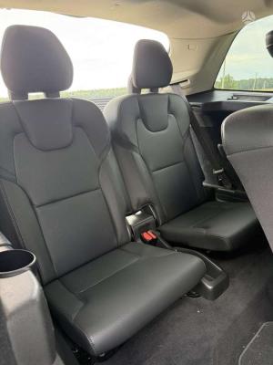 Grey Volvo XC90 2022 in Vilnius, with an engine capacity of 1.97 L and mileage of 124 thousand km for 45980 €, photo 5 on AUTOMOTO.COM.LV