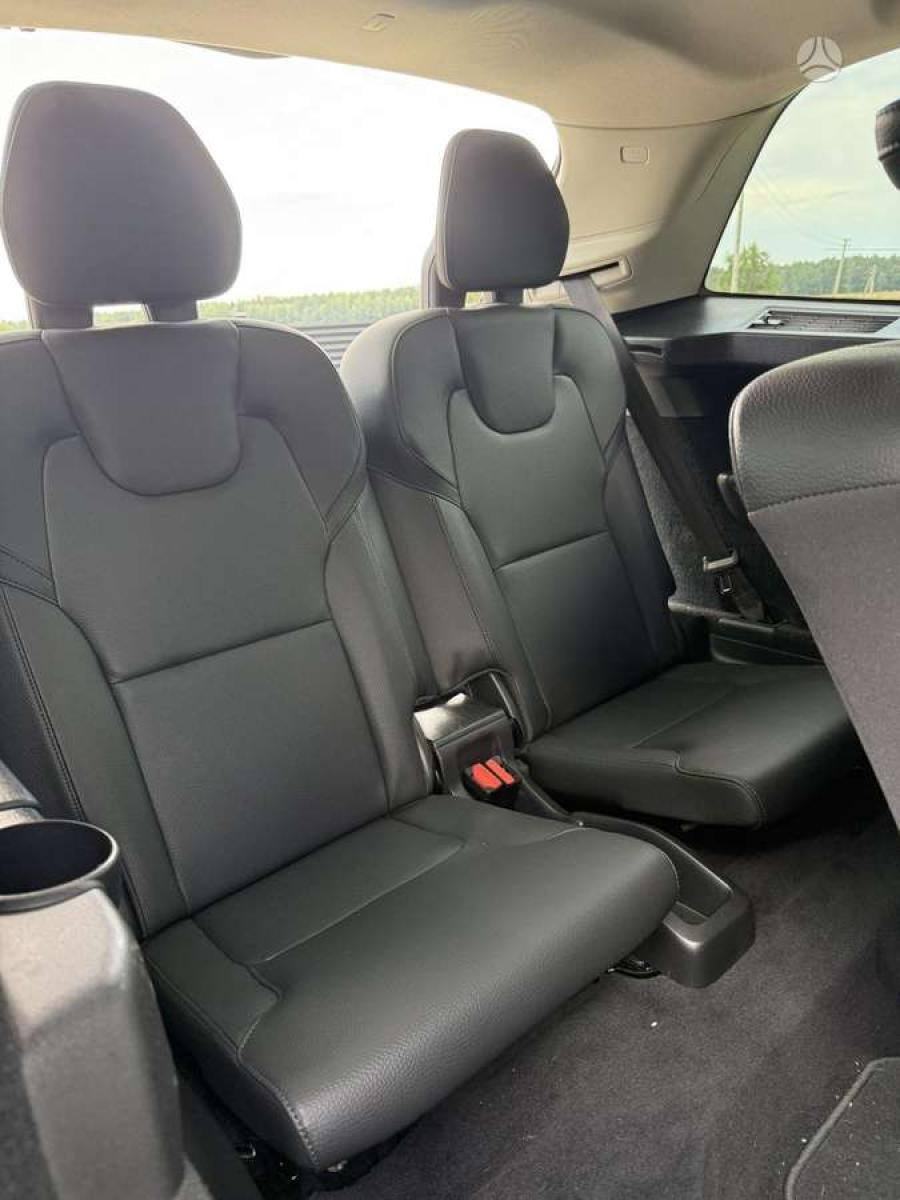 Grey Volvo XC90 2022 in Vilnius, with an engine capacity of 1.97 L and mileage of 124 thousand km for 45980 €, photo 5 on AUTOMOTO.COM.LV