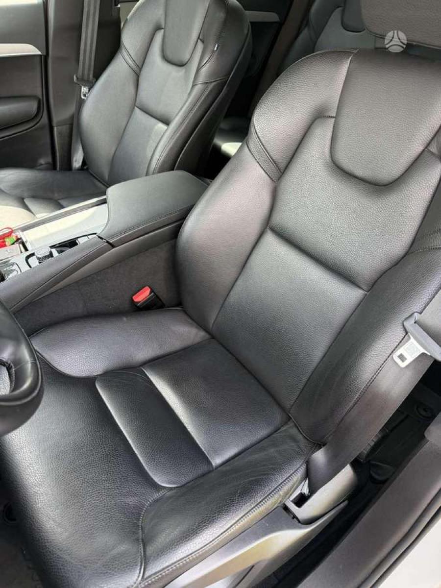 Grey Volvo XC90 2022 in Vilnius, with an engine capacity of 1.97 L and mileage of 124 thousand km for 45980 €, photo 21 on AUTOMOTO.COM.LV