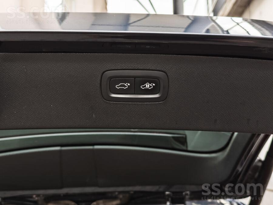 Grey Volvo XC90 2022 in Riga, with an engine capacity of 2.00 L and mileage of 93 thousand km for 38900 €, photo 10 on AUTOMOTO.COM.LV