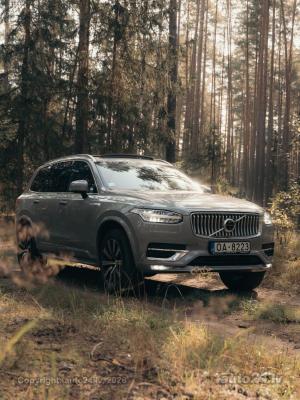 Pelēks Volvo XC90 2024 Ogre, ar dzinēja tilpumu 1.97 L un nobraukumu 11 tūkst. km par 60500 €, foto 2 vietnē AUTOMOTO.COM.LV
