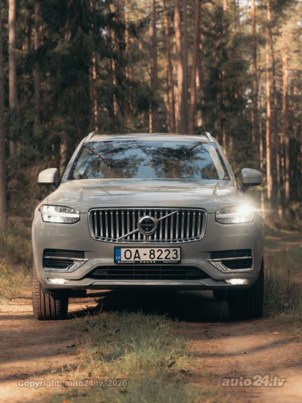Pelēks Volvo XC90 2024 Ogre, ar dzinēja tilpumu 1.97 L un nobraukumu 11 tūkst. km par 60500 €, foto 5 vietnē AUTOMOTO.COM.LV