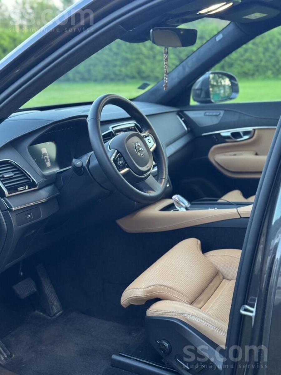 Grey Volvo XC90 2024 in Riga, with an engine capacity of 2.00 L and mileage of 18 thousand km for 59900 €, photo 4 on AUTOMOTO.COM.LV