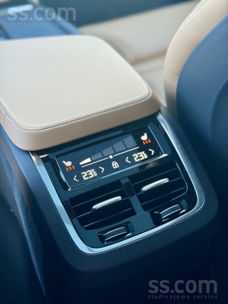 Grey Volvo XC90 2024 in Riga, with an engine capacity of 2.00 L and mileage of 18 thousand km for 59900 €, photo 9 on AUTOMOTO.COM.LV