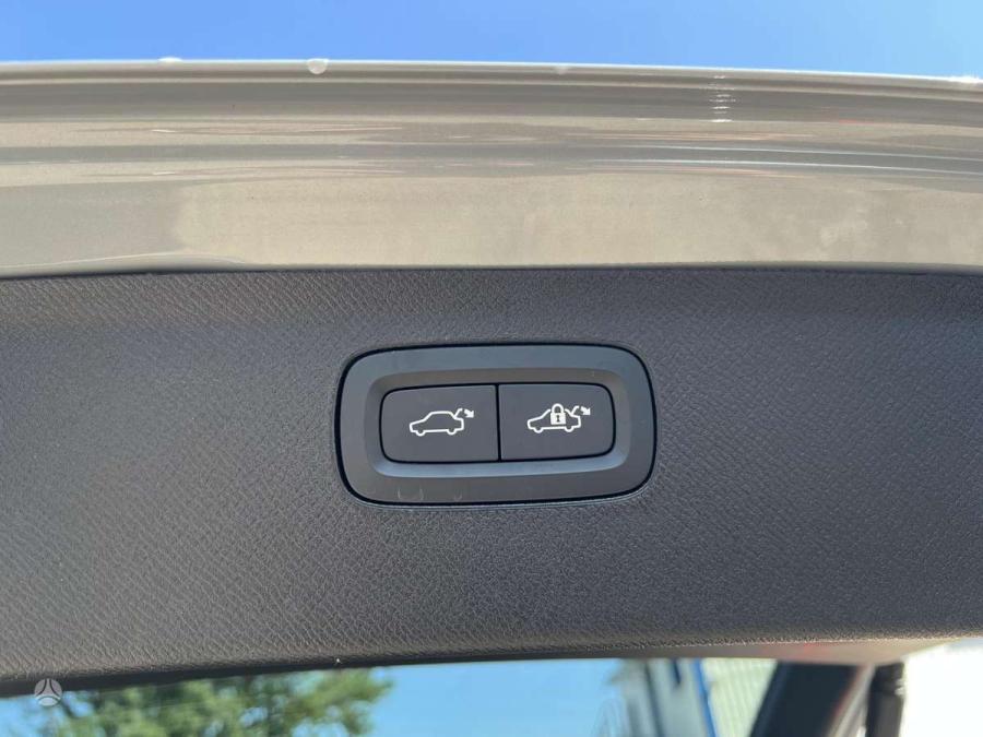 Pelēks Volvo XC90 2025 Kauņa, ar dzinēja tilpumu 1.97 L un nobraukumu 10 tūkst. km par 23900 €, foto 48 vietnē AUTOMOTO.COM.LV