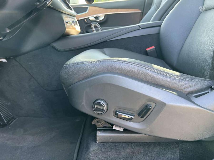 Pelēks Volvo XC90 2025 Kauņa, ar dzinēja tilpumu 1.97 L un nobraukumu 10 tūkst. km par 23900 €, foto 46 vietnē AUTOMOTO.COM.LV