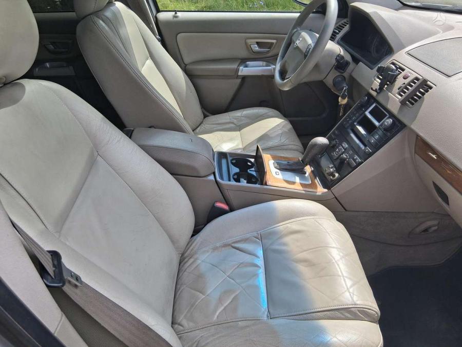 Grey Volvo XC90 2005 in Marijampole, with an engine capacity of 2.40 L and mileage of 343 thousand km for 3950 €, photo 13 on AUTOMOTO.COM.LV