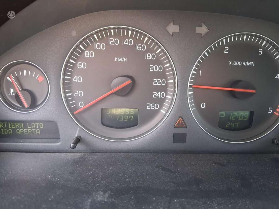 Grey Volvo XC90 2005 in Marijampole, with an engine capacity of 2.40 L and mileage of 343 thousand km for 3950 €, photo 17 on AUTOMOTO.COM.LV