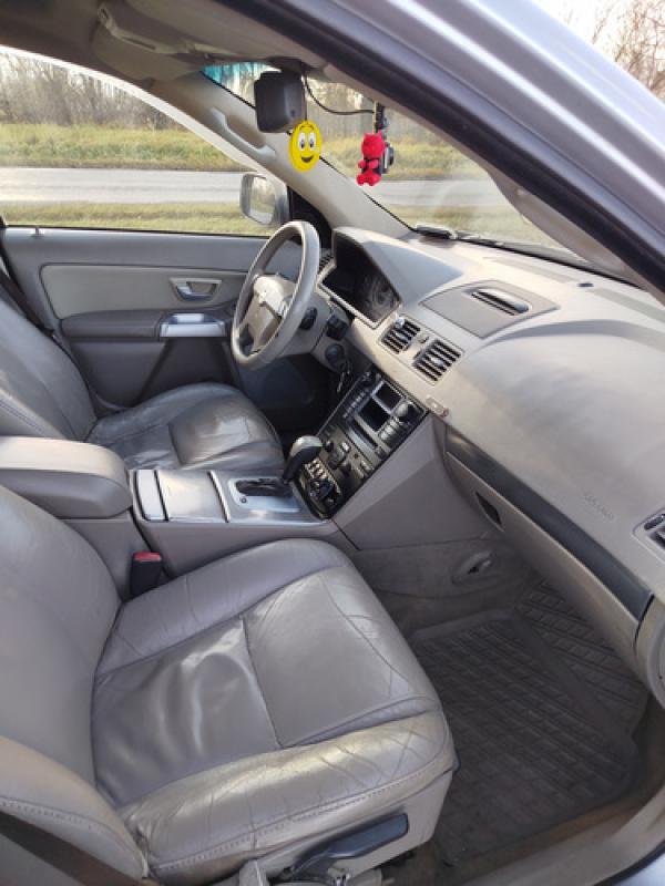 Pelēks Volvo XC90 2005 Tartu, ar dzinēja tilpumu 2.40 L un nobraukumu 656 tūkst. km par 2400 €, foto 9 vietnē AUTOMOTO.COM.LV