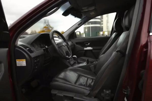 Sarkans Volvo XC90 2003 Jelgava, ar dzinēja tilpumu 2.40 L un nobraukumu 352 tūkst. km par 5400 €, foto 9 vietnē AUTOMOTO.COM.LV