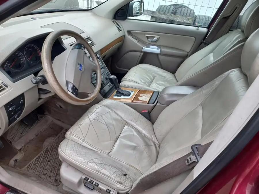 Red Volvo XC90 2004 in Riga, with an engine capacity of 2.50 L and mileage of 300 thousand km for 1490 €, photo 6 on AUTOMOTO.COM.LV