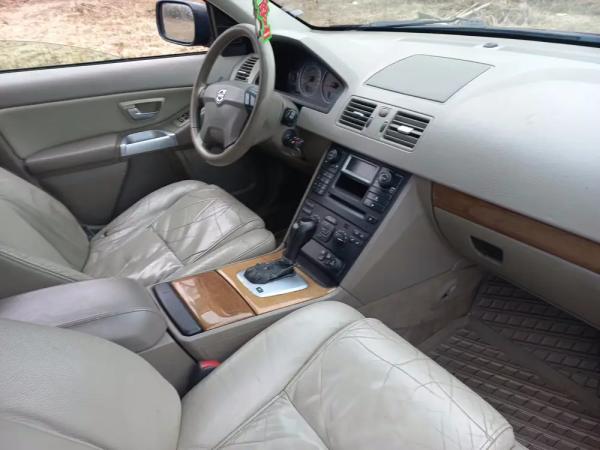 Red Volvo XC90 2004 in Riga, with an engine capacity of 2.50 L and mileage of 300 thousand km for 1490 €, photo 8 on AUTOMOTO.COM.LV