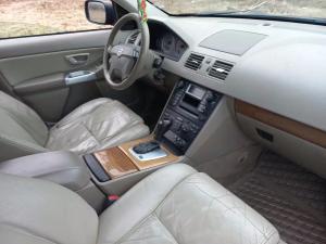 Red Volvo XC90 2004 in Riga, with an engine capacity of 2.50 L and mileage of 300 thousand km for 1490 €, photo 9 on AUTOMOTO.COM.LV