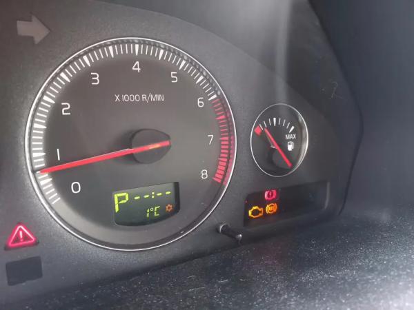 Red Volvo XC90 2004 in Riga, with an engine capacity of 2.50 L and mileage of 300 thousand km for 1490 €, photo 9 on AUTOMOTO.COM.LV