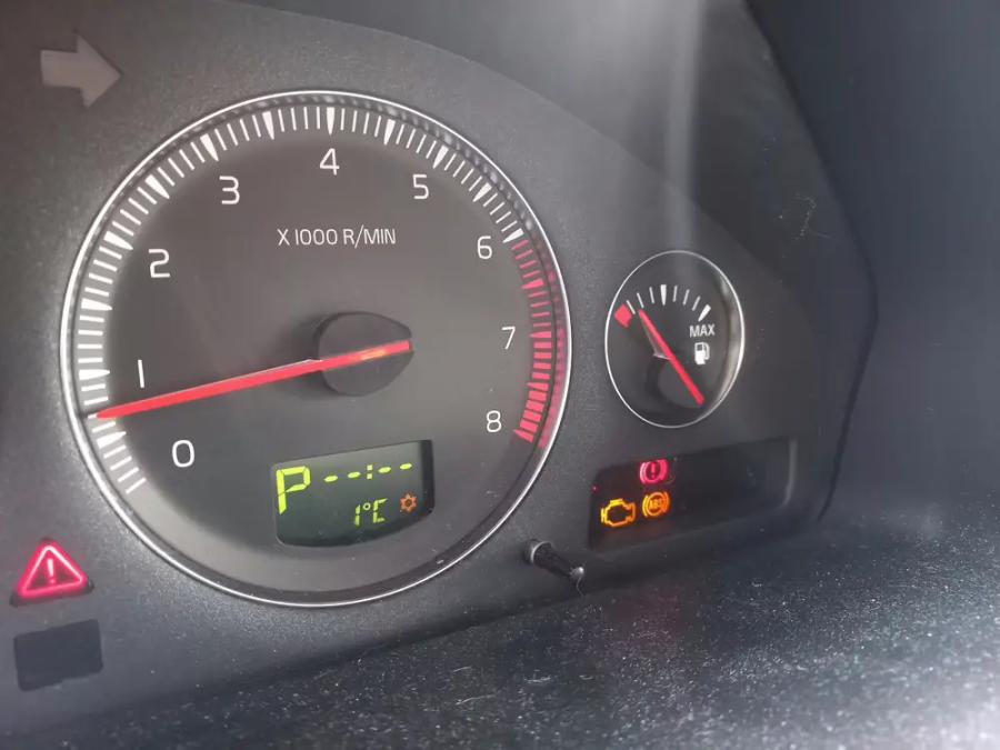 Red Volvo XC90 2004 in Riga, with an engine capacity of 2.50 L and mileage of 300 thousand km for 1490 €, photo 10 on AUTOMOTO.COM.LV