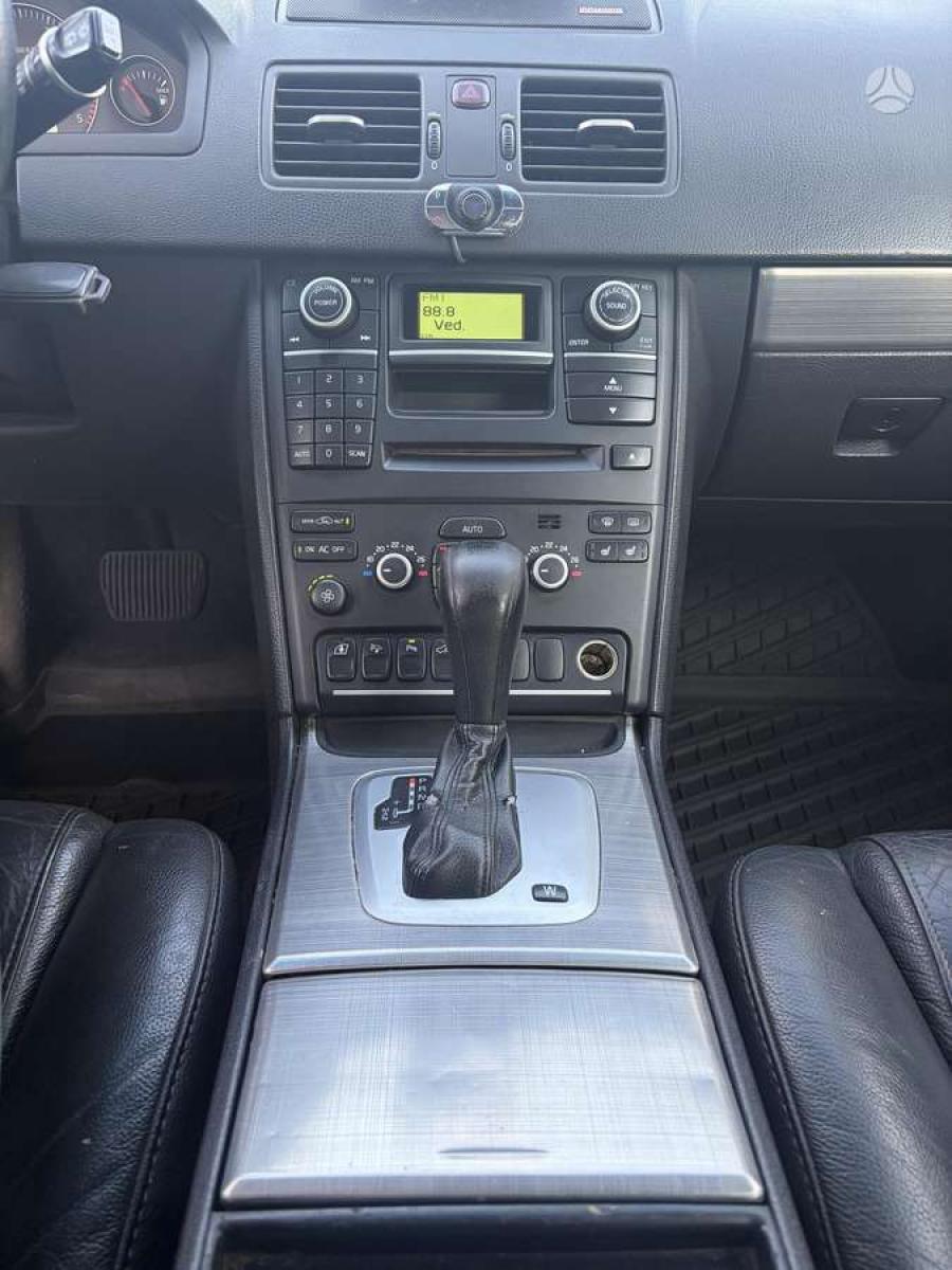 Red Volvo XC90 2008 in Vilnius, with an engine capacity of 2.40 L and mileage of 304 thousand km for 5800 €, photo 17 on AUTOMOTO.COM.LV