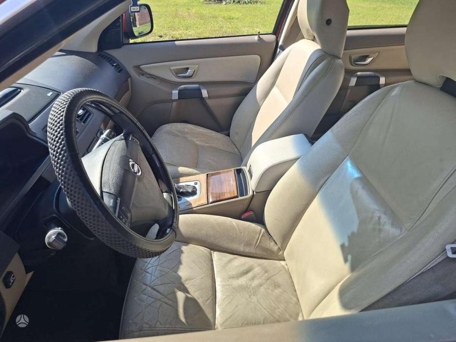 Red Volvo XC90 2011 in Siauliai, with an engine capacity of 3.19 L and mileage of 371 thousand km for 7900 €, photo 17 on AUTOMOTO.COM.LV