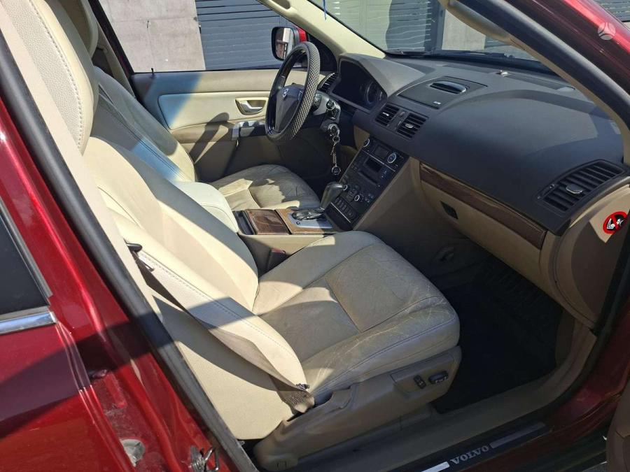 Red Volvo XC90 2011 in Siauliai, with an engine capacity of 3.19 L and mileage of 371 thousand km for 7900 €, photo 18 on AUTOMOTO.COM.LV