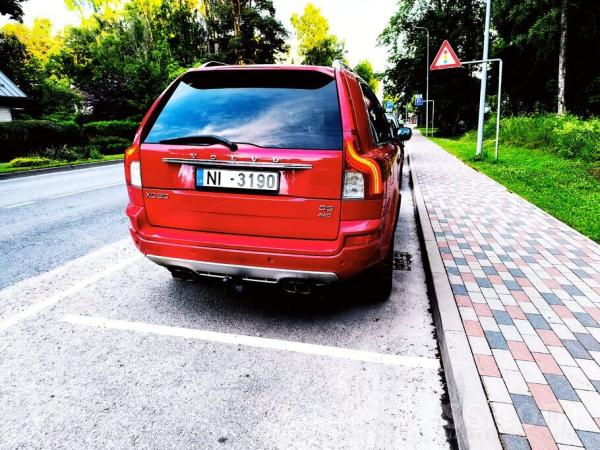 Red Volvo XC90 2012 in Riga, with an engine capacity of 2.40 L and mileage of 325 thousand km for 10700 €, photo 1 on AUTOMOTO.COM.LV