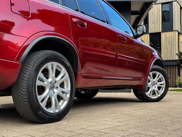 Red Volvo XC90 2013 in Riga, with an engine capacity of 2.40 L and mileage of 215 thousand km for 8600 €, photo 4 on AUTOMOTO.COM.LV