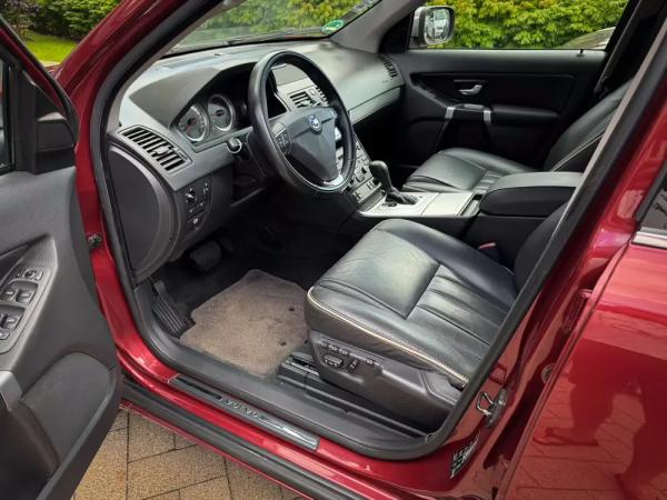 Red Volvo XC90 2013 in Riga, with an engine capacity of 2.40 L and mileage of 215 thousand km for 8600 €, photo 8 on AUTOMOTO.COM.LV
