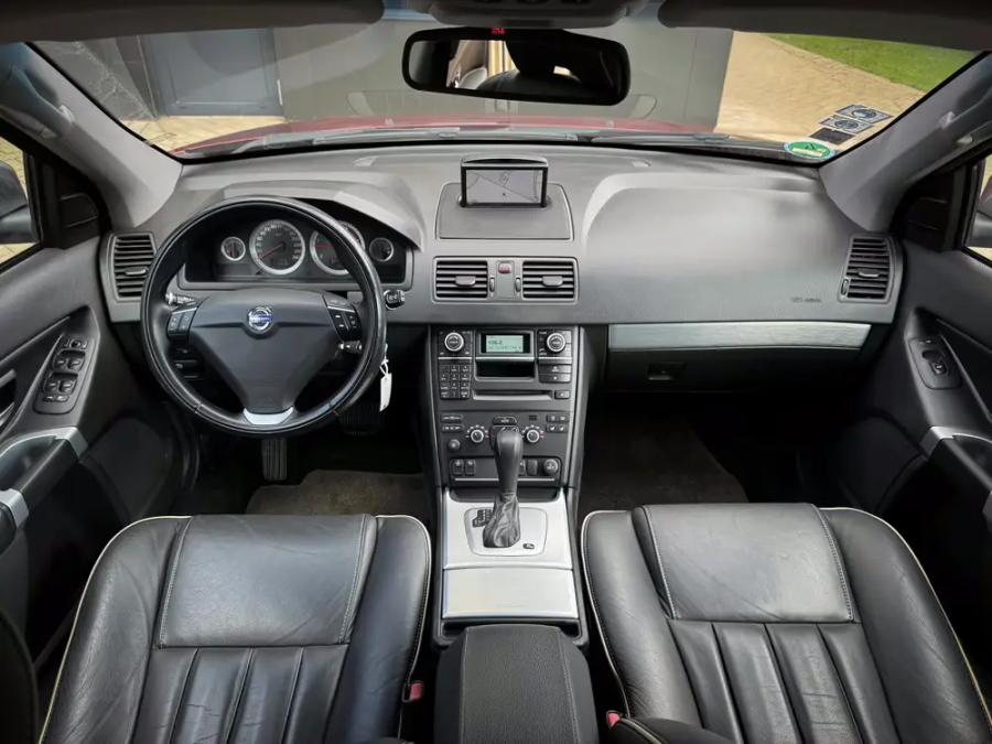 Red Volvo XC90 2013 in Riga, with an engine capacity of 2.40 L and mileage of 215 thousand km for 8600 €, photo 10 on AUTOMOTO.COM.LV